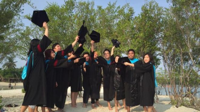 9 Inspirasi Foto Wisuda Outdoor: Unik dan Menarik