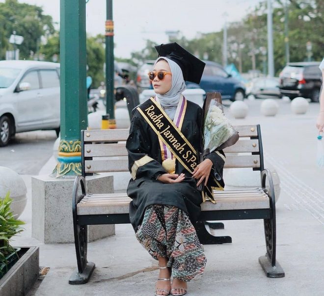9 Inspirasi Foto Wisuda Outdoor: Unik dan Menarik